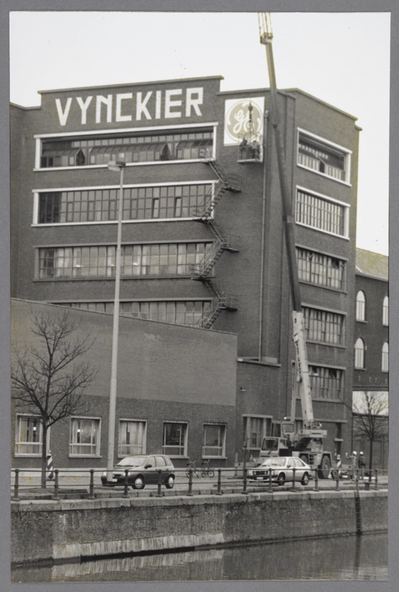 Plaatsen van logo bij producent van elektrisch schakelmateriaal Vynckier in Gent | Industriemuseum