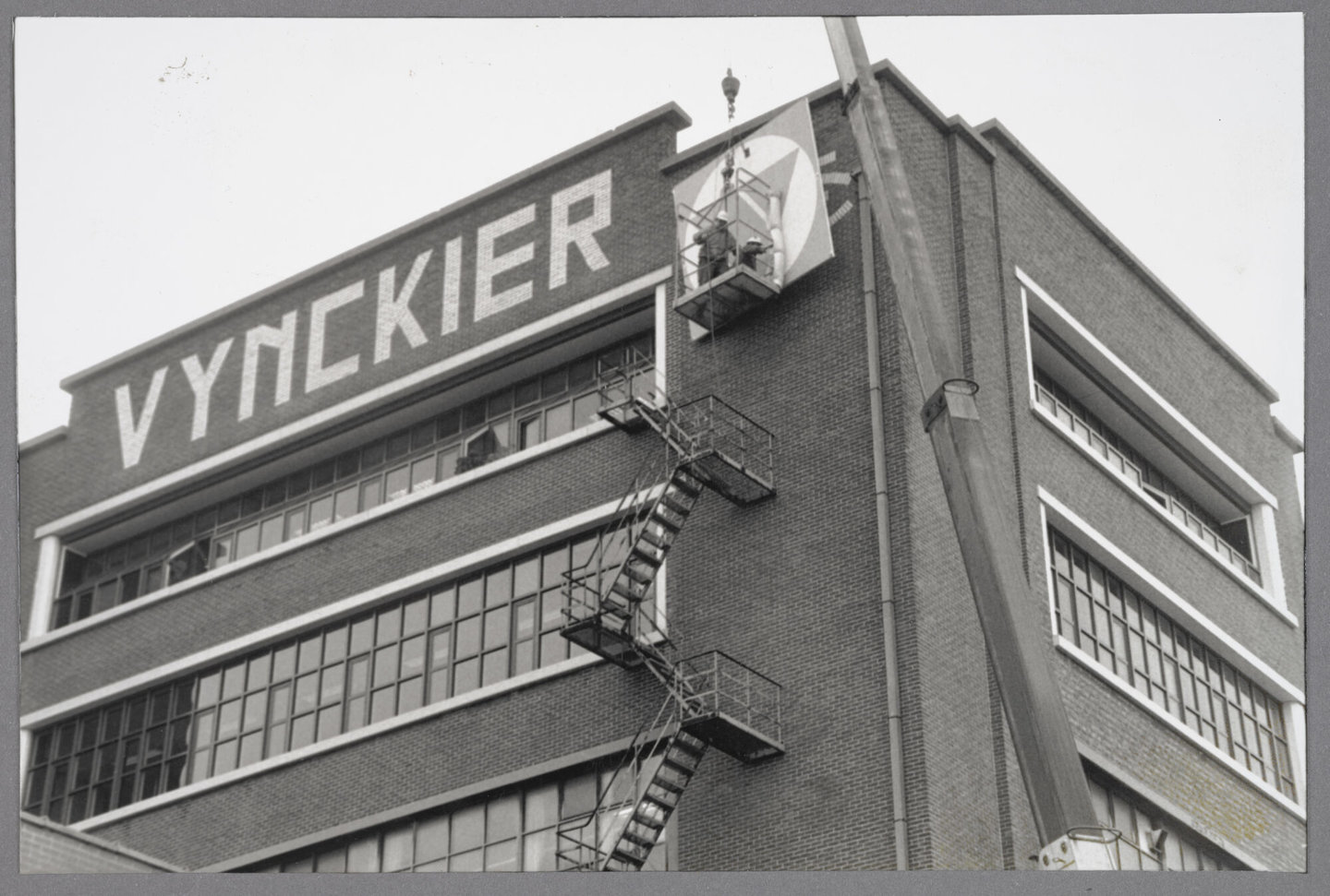 Weghalen van logo bij producent van elektrisch schakelmateriaal Vynckier in Gent | Industriemuseum